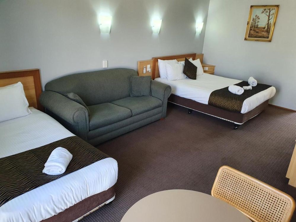 Moonraker Motor Inn:Home